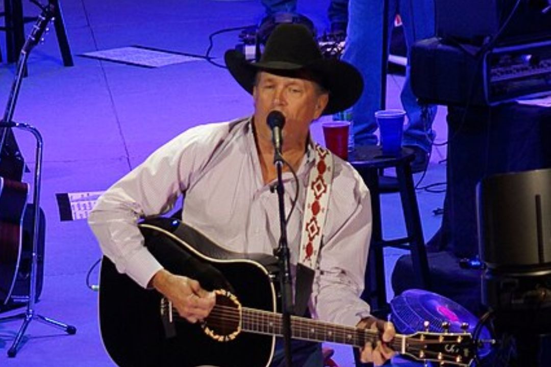 She'll Leave You With A Smile - George Strait - Golden Music