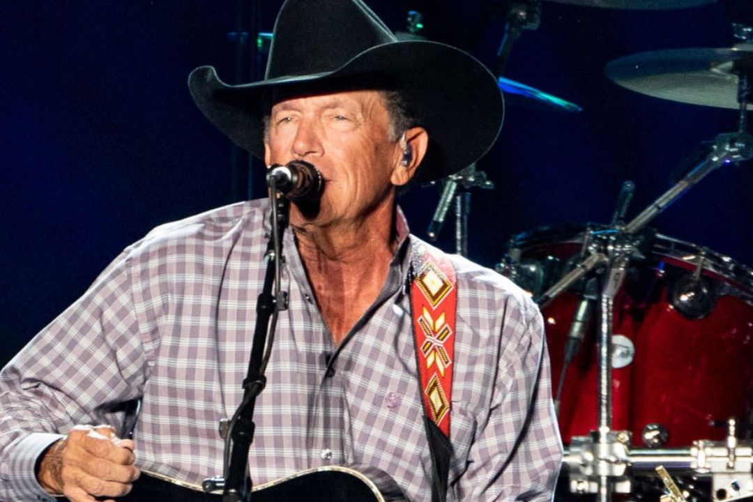 She'll Leave You With A Smile - George Strait - Golden Music