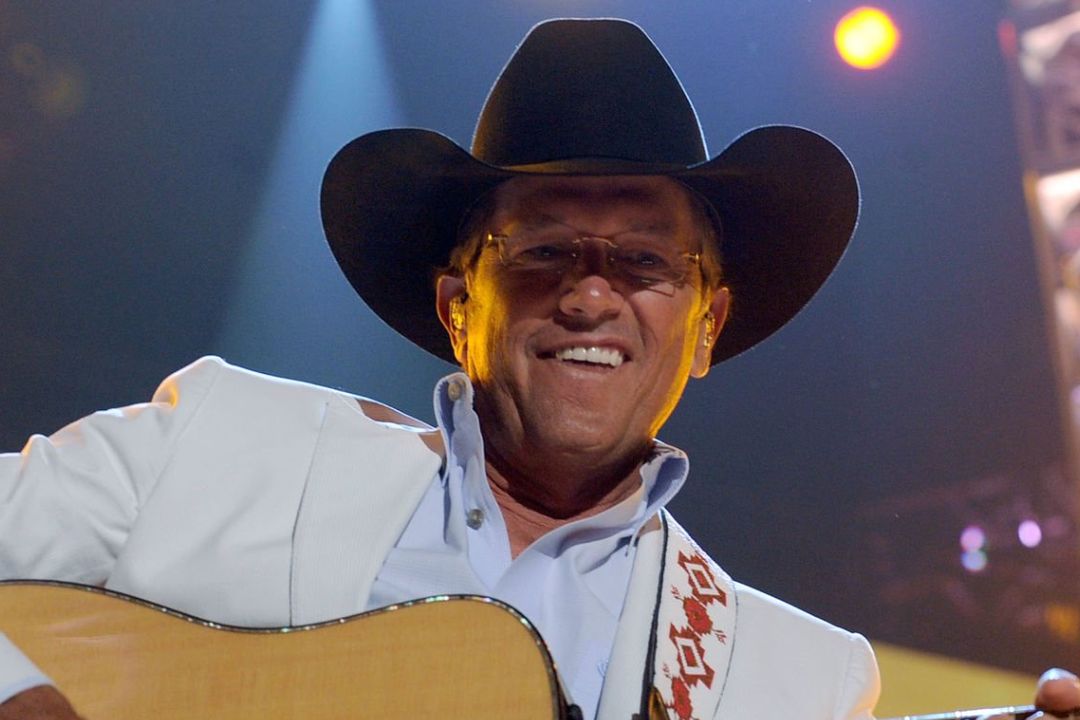 Over 110,000 Fans Join George Strait in an Emotional Sing-Along of ...