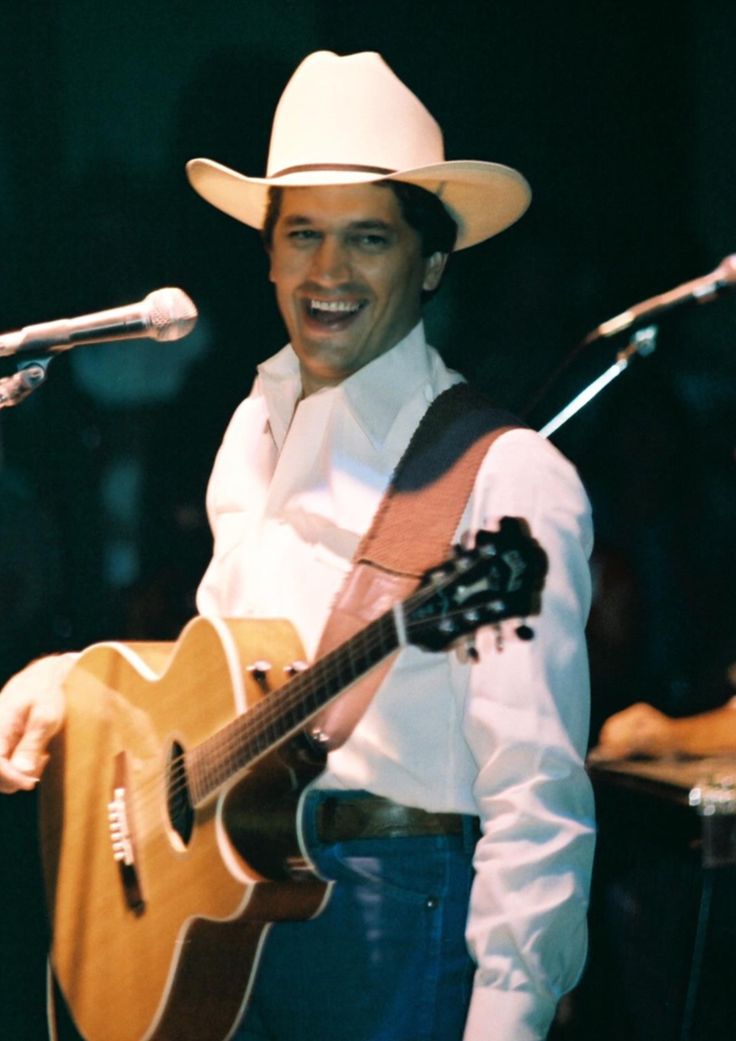 She'll Leave You With A Smile - George Strait - Golden Music